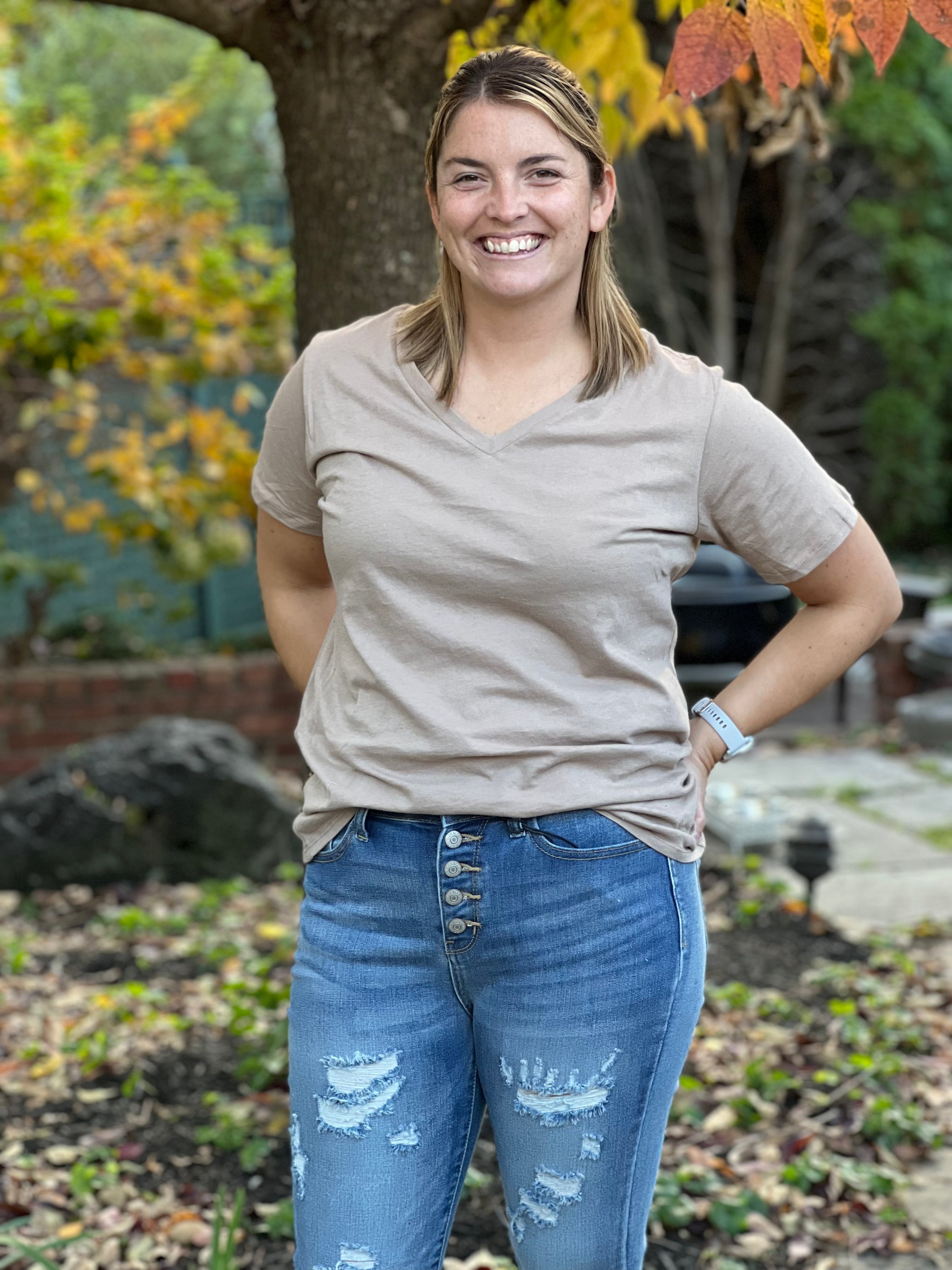 “Okay Karen!” Tee in Ash Mocha – MariaAlexanderCo